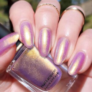 Top 10 Holographic Nail Polishes (+ Press On Nails) That Outshine ...